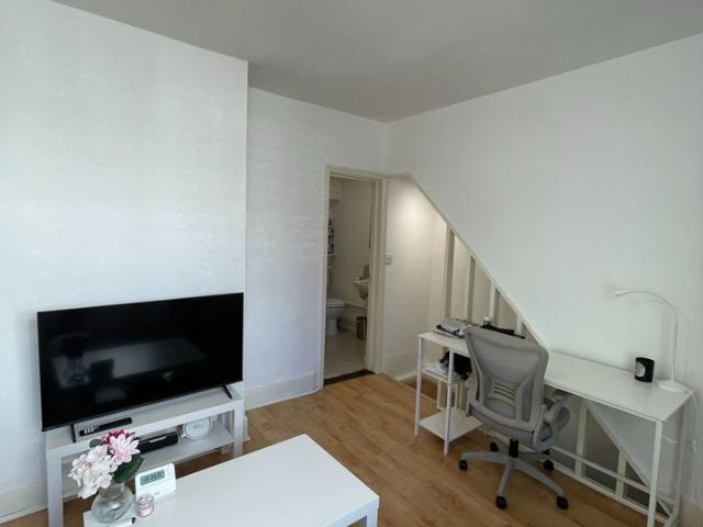 Studio Flat, Cross Street, BN3