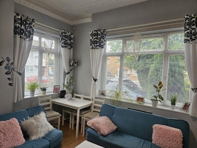 Studio Flat, Dagnall Park, SE25