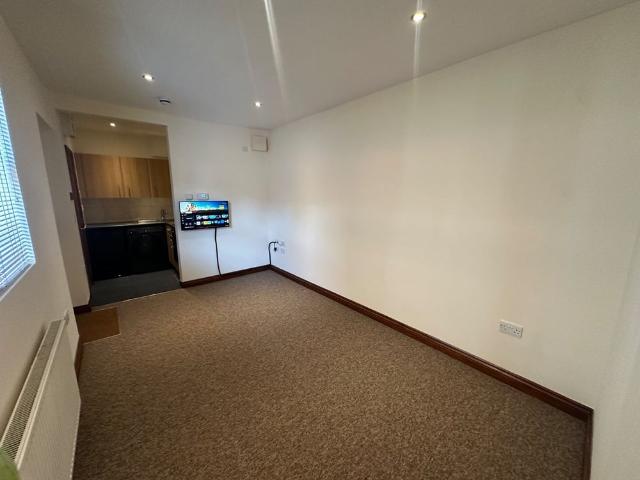 Studio Flat, Dallow Road, LU1