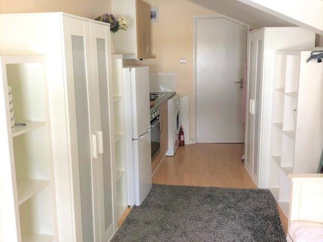 Studio Flat, Deer Park Road, SW19 Bills Included
