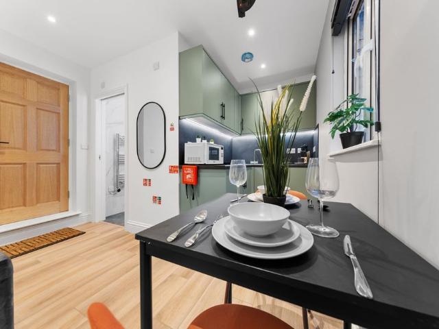 Studio Flat, Deptford High St, SE8