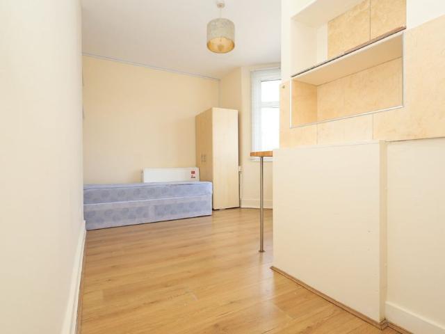Studio Flat, Dowsett Road, N17