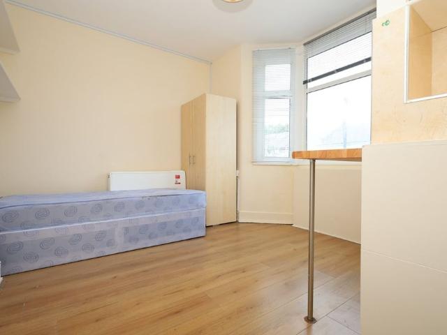Studio Flat, Dowsett Road, N17