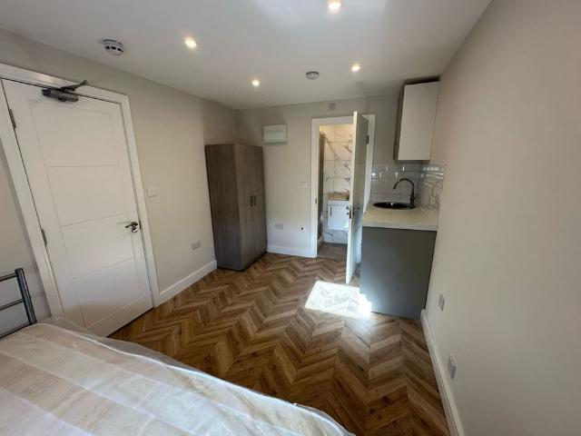 Studio Flat, Durban Road, N17