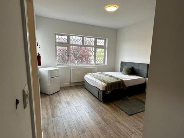 Studio Flat, Elm Way, NW10