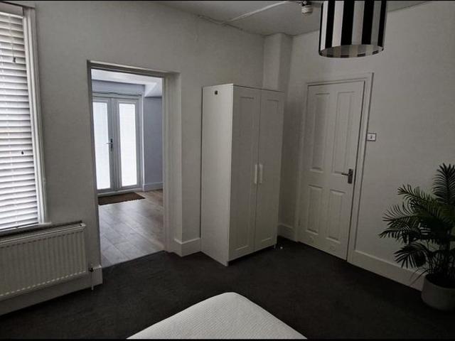 Studio Flat, Elmbourne Road, SW17