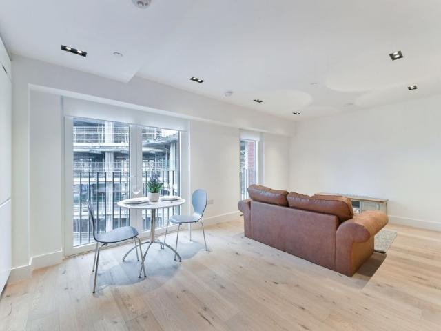 Studio Flat, Exchange Gardens, SW8