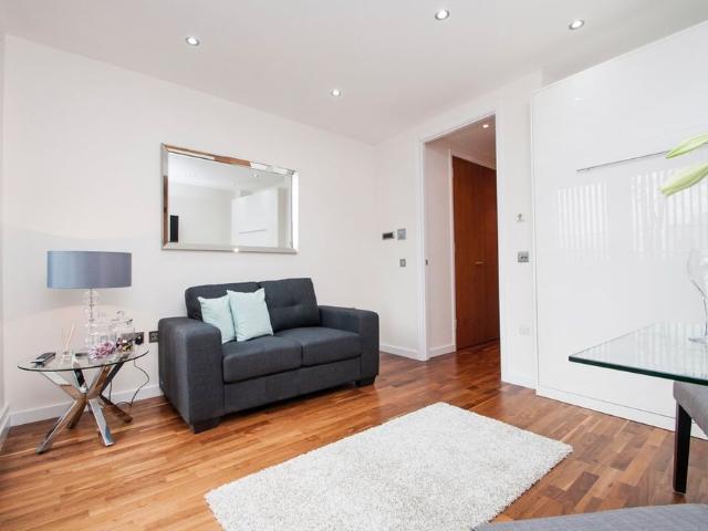 Studio Flat, Fairmont Avenue, E14