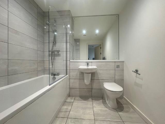 Studio Flat, Farnworth St, L6