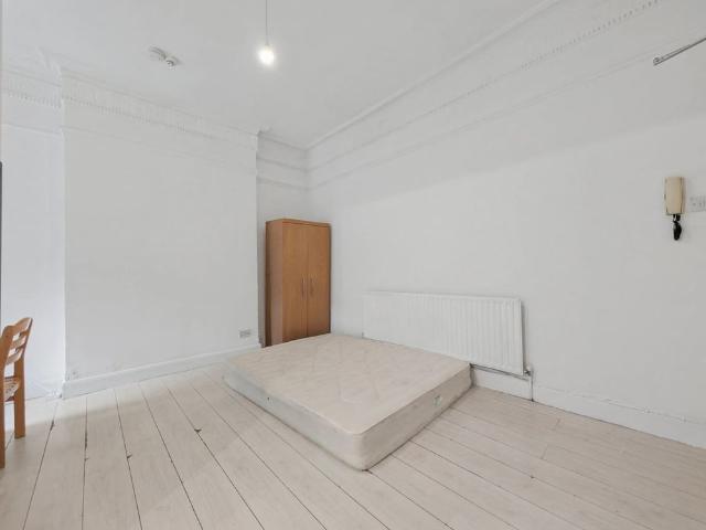 Studio Flat, Ferme Park Road, N8