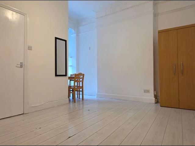 Studio Flat, Ferme Park Road, N8