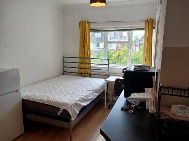Studio Flat for One Person in Golders Green