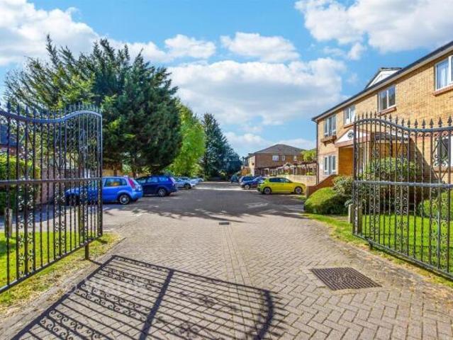 Studio flat for sale in Victoria Street, Maidstone, Kent, ME16