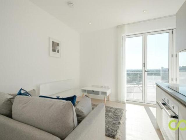 Studio flat for sale in Apt Parkview, Great West Road, Brentford, TW8
