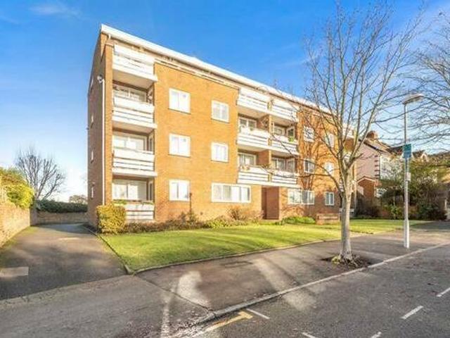 Studio flat for sale in Avenue Elmers Surbiton KT6