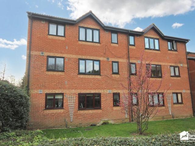 Studio flat for sale in Courtlands Close, Watford, Hertfordshire, WD24