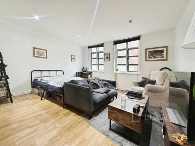 Studio flat for sale in Gordon Street, Luton, LU1