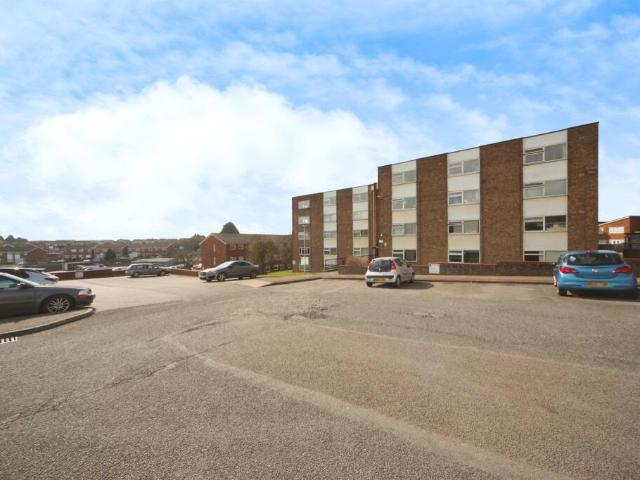 Studio flat for sale in Handcross Road, Luton, LU2