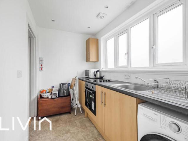 Studio flat for sale in London Road, CR7