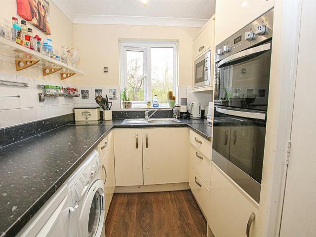 Studio flat for sale in Lucerne Close, Cambridge, CB1