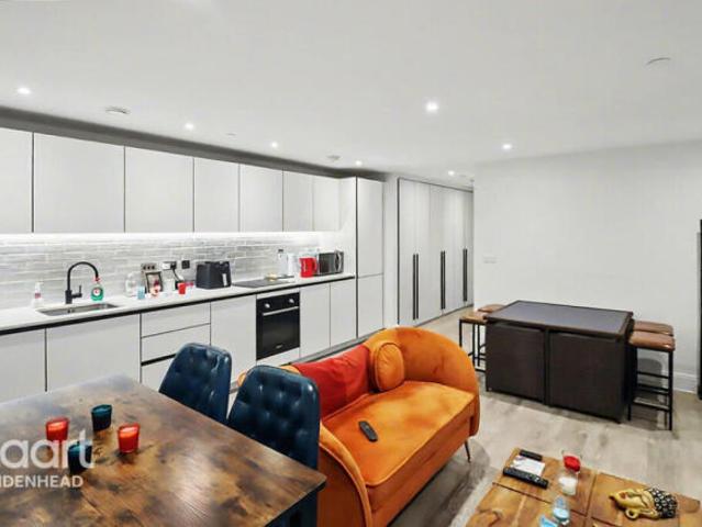 Studio flat for sale in Memorial Avenue, Slough, SL1