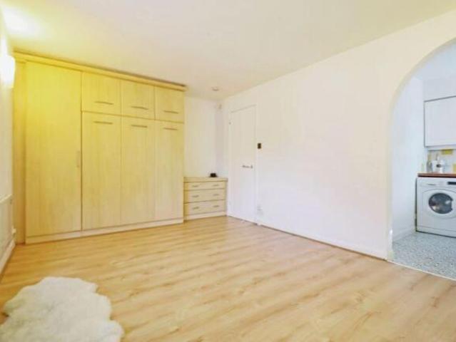 Studio flat for sale in Mead Avenue, Langley, SL3