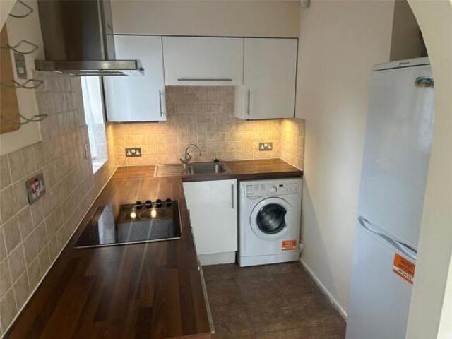 Studio flat for sale in Mead Avenue, Slough, Berkshire, SL3