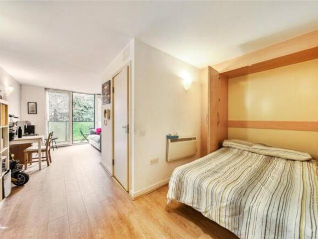 Studio flat for sale in New River Avenue, London, N8