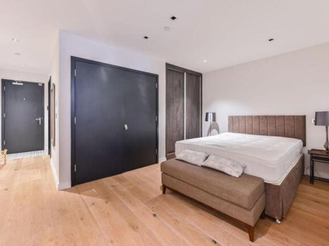 Studio flat for sale in Park Place, Vauxhall, London, SW8