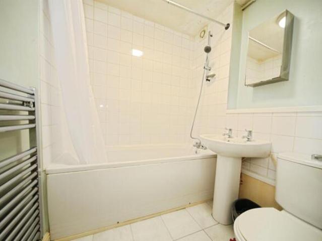 Studio flat for sale in Stanley Street, Luton, LU1