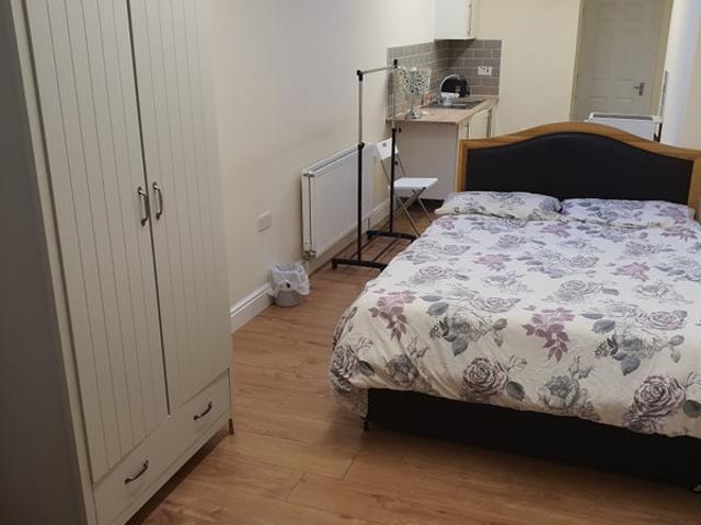 Studio flat for professionals