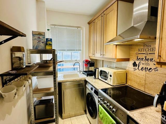 Studio flat for professionals and couples