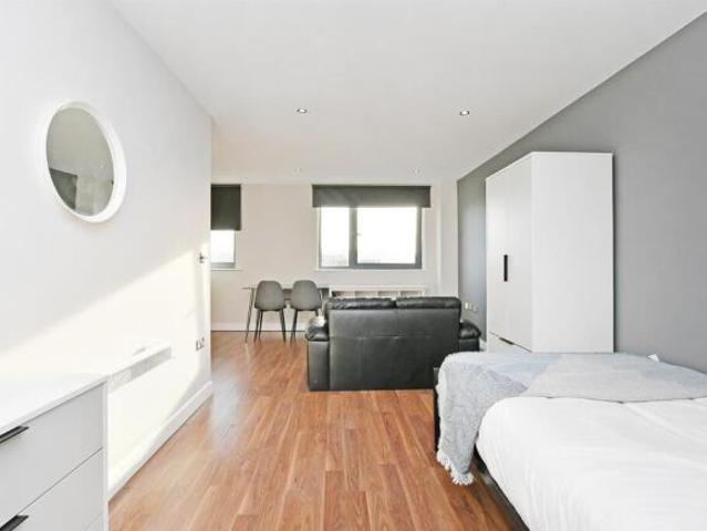 Studio flat for rent in 400, West One Cube, City Centre, S1