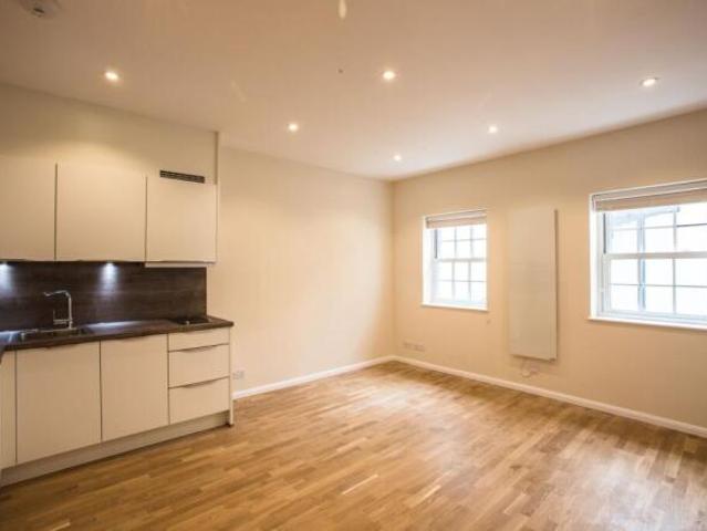 Studio flat for rent in 4 Walker House 358 Wandsworth Road, SW8