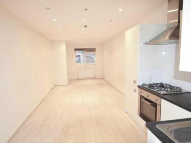 Studio flat for rent in 752b Finchley Road, London, NW11