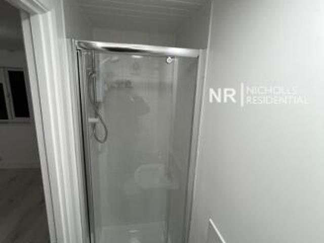 Studio flat for rent in 110 High Street Colliers Wood, London, Greater London. SW19 2BW, SW19