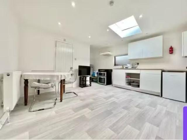 Studio flat for rent in 12 Shere Road Ilford IG2 6TG, IG2