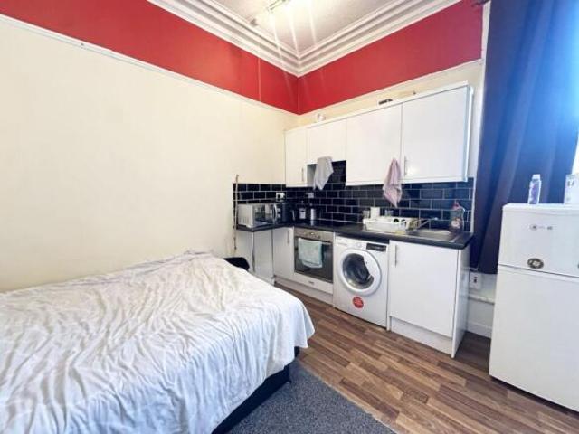 Studio flat for rent in 163 Hyde Park Road, Leeds, LS6