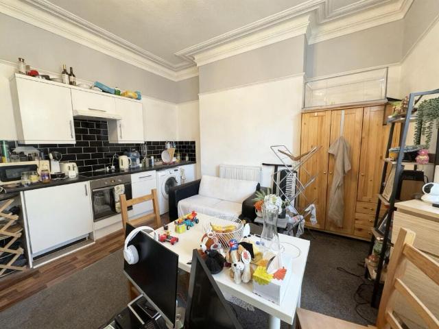 Studio flat for rent in 163 Hyde Park Road, Leeds, LS6
