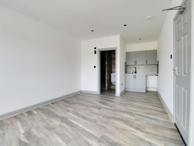 Studio flat for rent in 198 Halfway Street, Sidcup, Kent, DA15