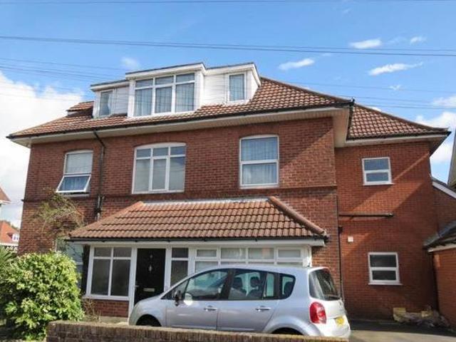 Studio flat for rent in 1 bedroom First Floor Studio in Queens Park BH8
