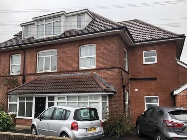 Studio flat for rent in 1 bedroom Top Floor Studio in Bournemouth BH8