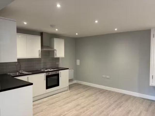 Studio flat for rent in 254b Godstone Road Whyteleafe Surrey C.