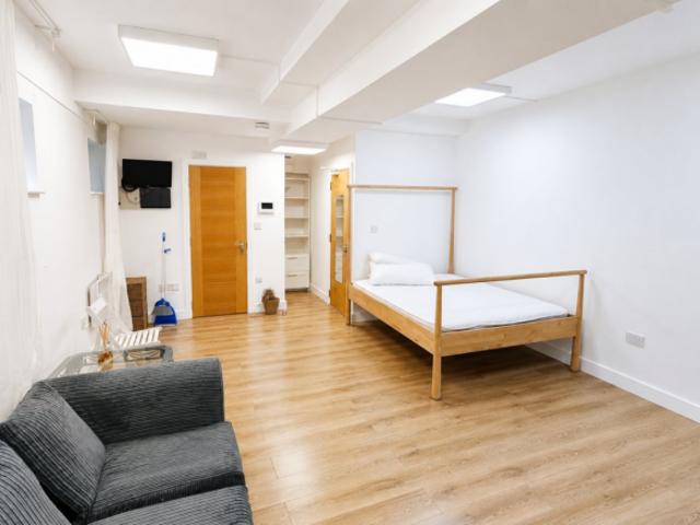 Studio flat for rent in 2 Park Road, West Hendon, NW4