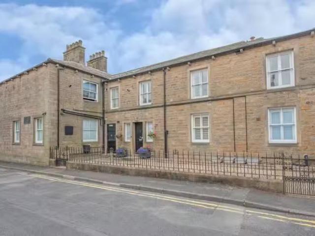 Studio flat for rent in 3A Bank House Apartments, 1 Park Road.
