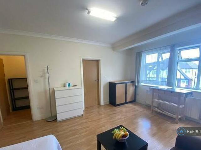 Studio flat for rent in Tanfield Avenue London NW2