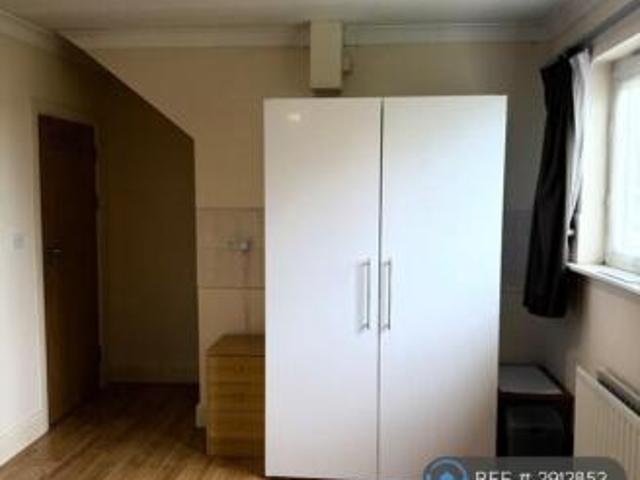Studio flat for rent in Tanfield Avenue, London, NW2