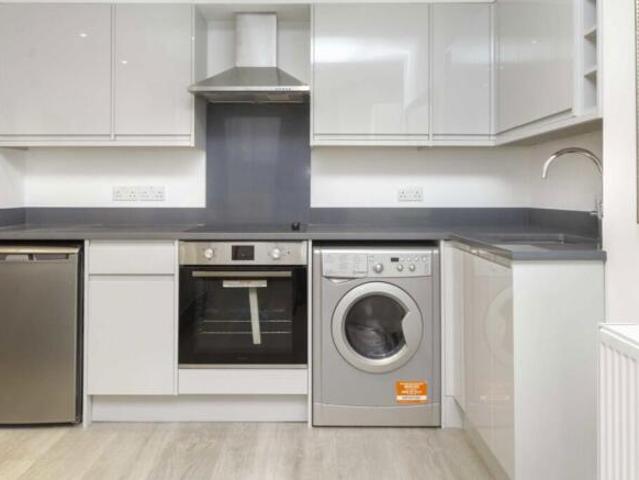 Studio flat for rent in Talgarth Road, Barons Court, W14