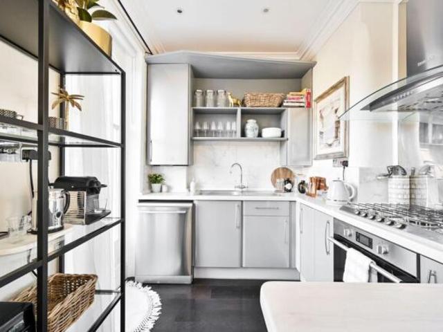 Studio flat for rent in Talgarth Road, Barons Court, London, W14