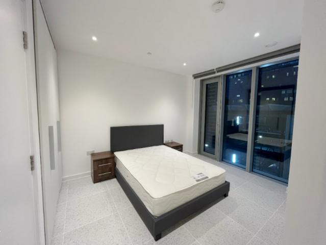 Studio flat for rent in Tapestry Way, London, E1